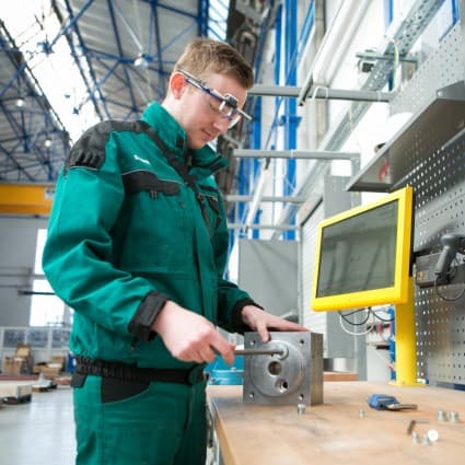 LENS BRINGS AUGMENTED REALITY TO THE SHOP FLOOR | Industry Update ...